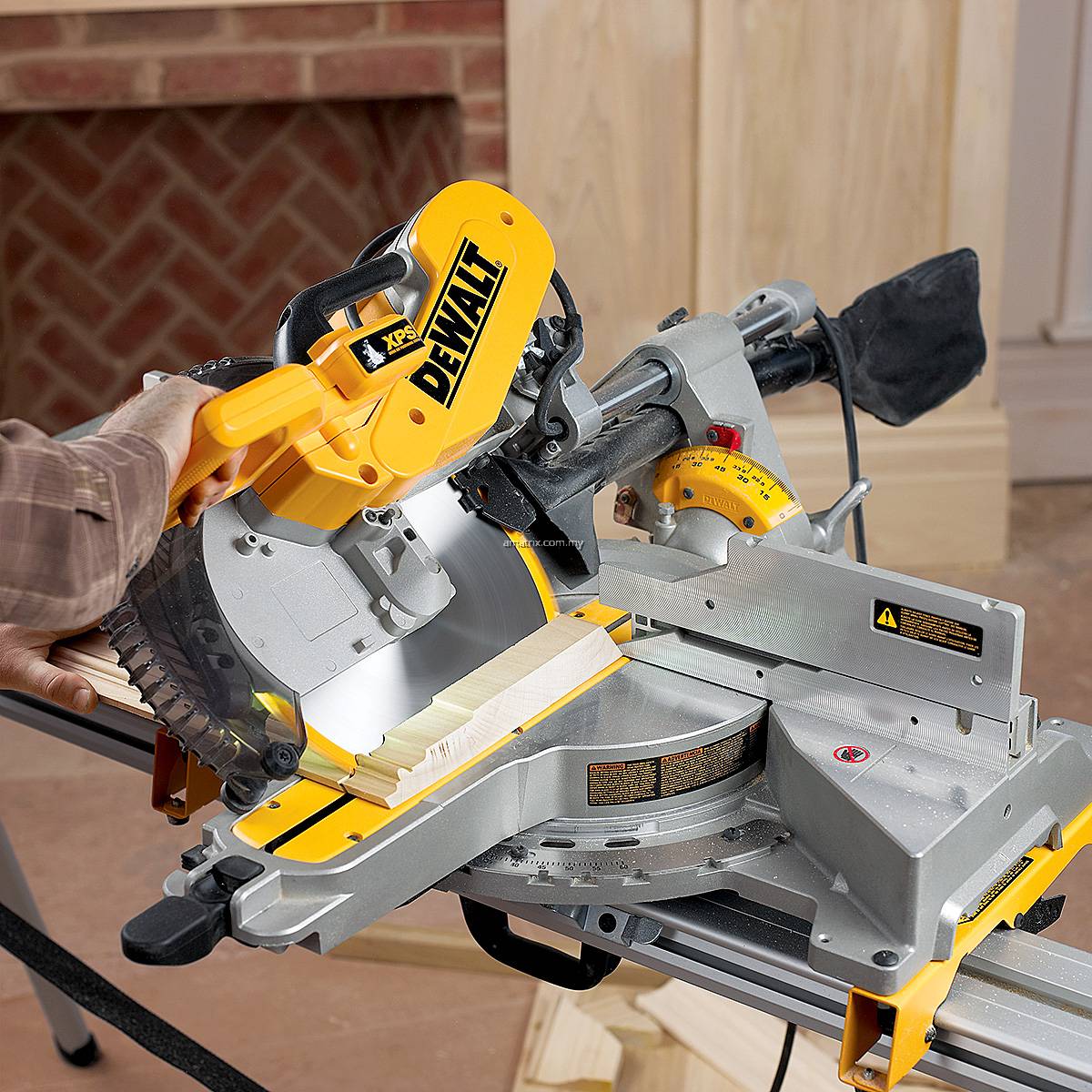 305MM DOUBLE BEVEL SLIDING COMPOUND MITER SAW DEWALT DWS780